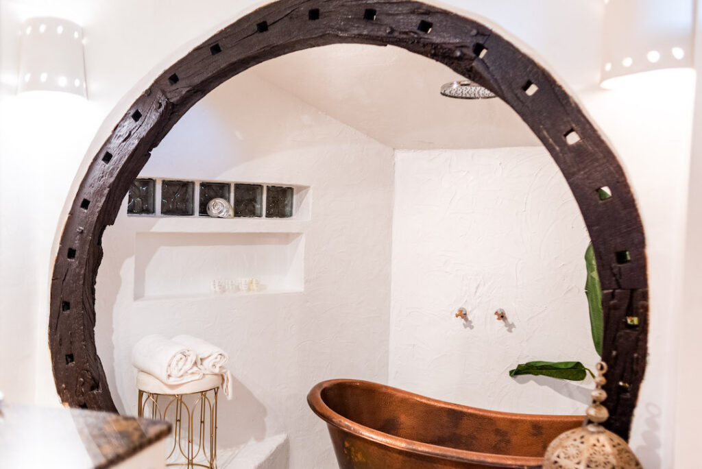 ROOM BY ROOM 25 INDIVIDUALLY DESIGNED ROOMS