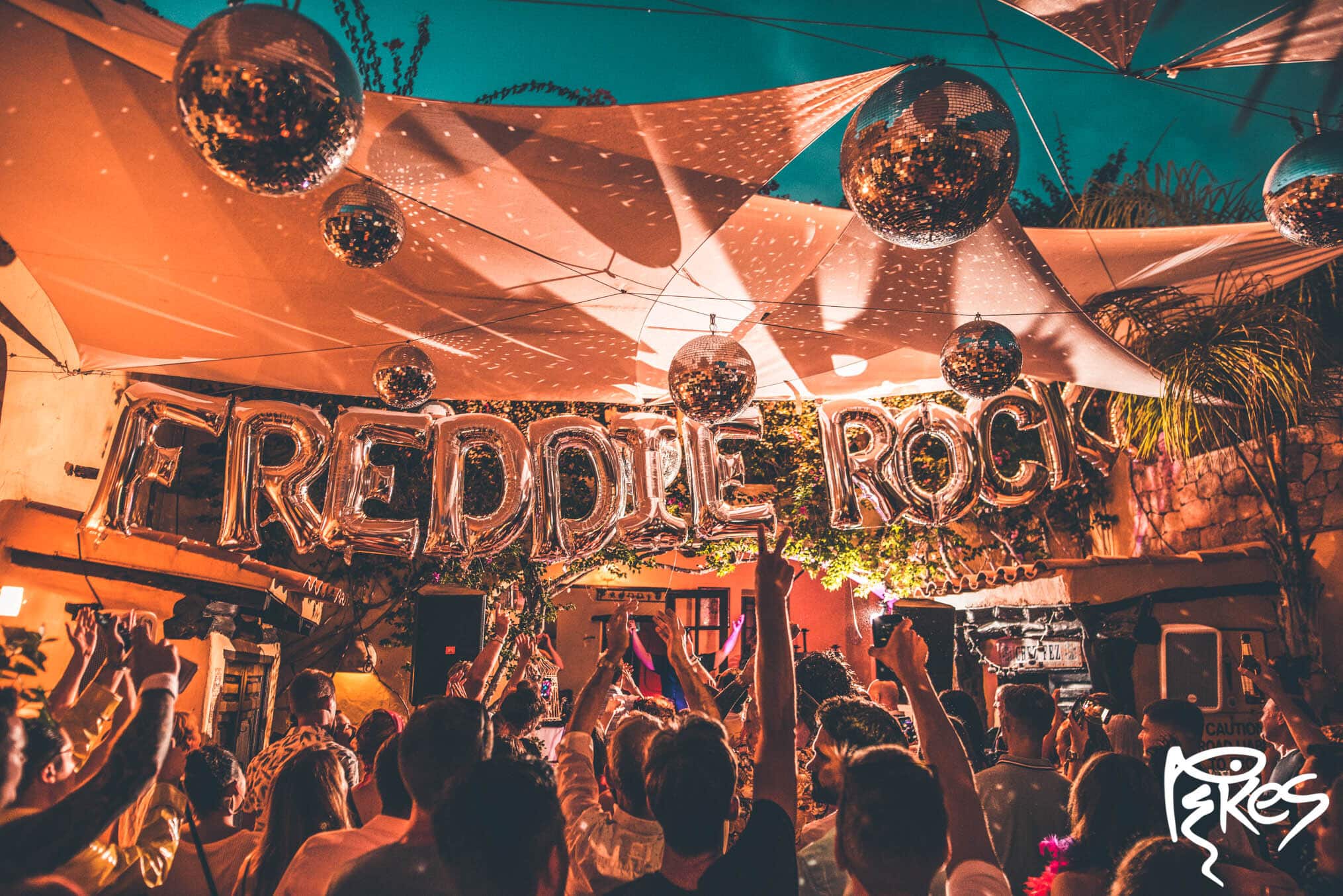 JOIN THE GUESLIST RESERVE A DINNER TABLE VIEW SET MENU